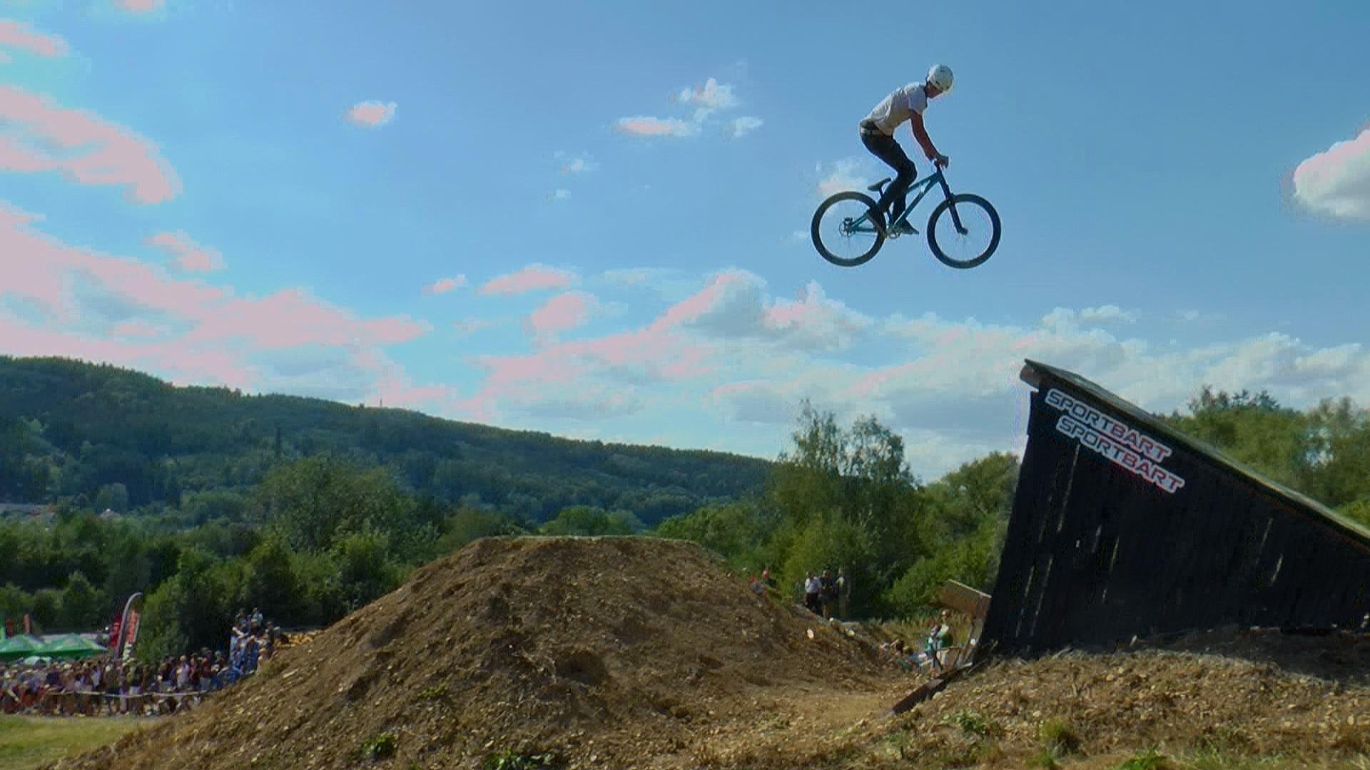 “FFT SLOPESTYLE” SLAVIL 10. NAROZENINY, NEJLEPŠÍ JÍZDU PŘEDVEDL TEO ...