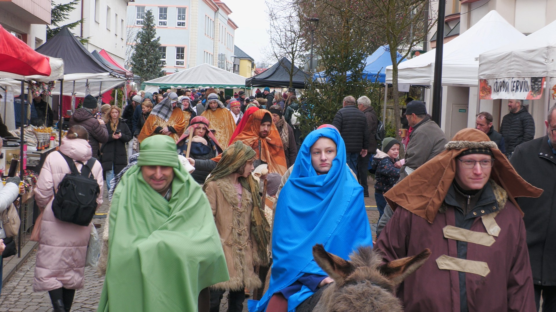 Oslík Kleofáš a živý betlém rozzářily adventní trhy v České Třebové ...